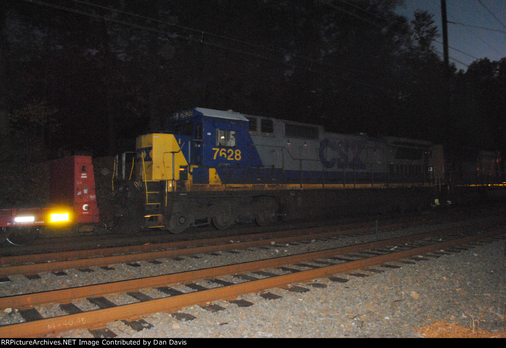 CSX C40-8 7628 trails on Q409-08